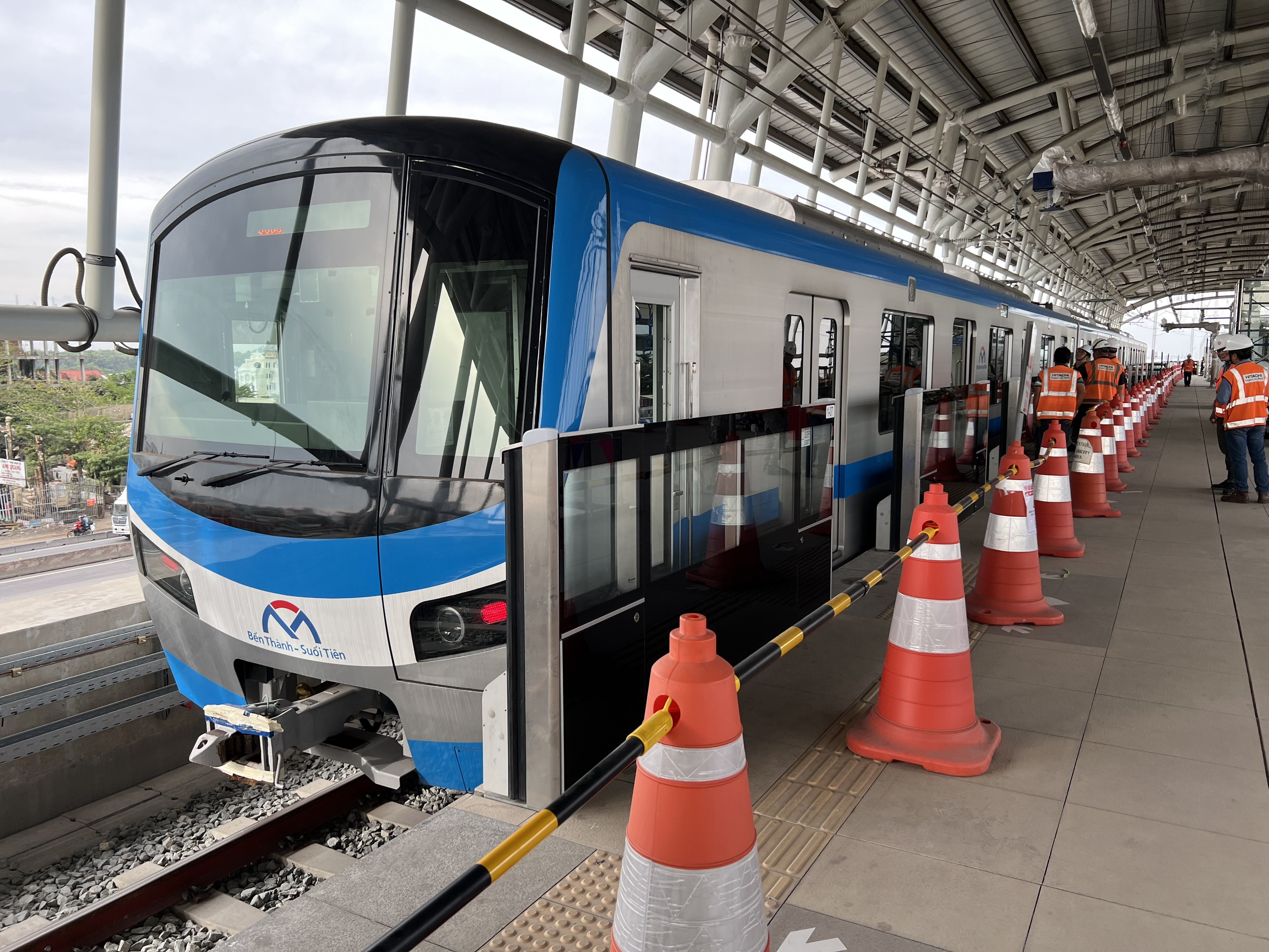 Tàu metro số 1 TP.HCM lên ray, sẵn sàng lăn bánh