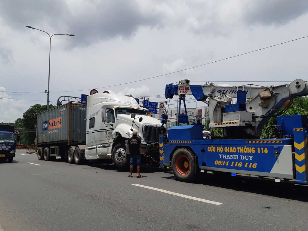 TP.HCM: Xe container tông nát dải phân cách, quốc lộ 1 ùn tắc nhiều km