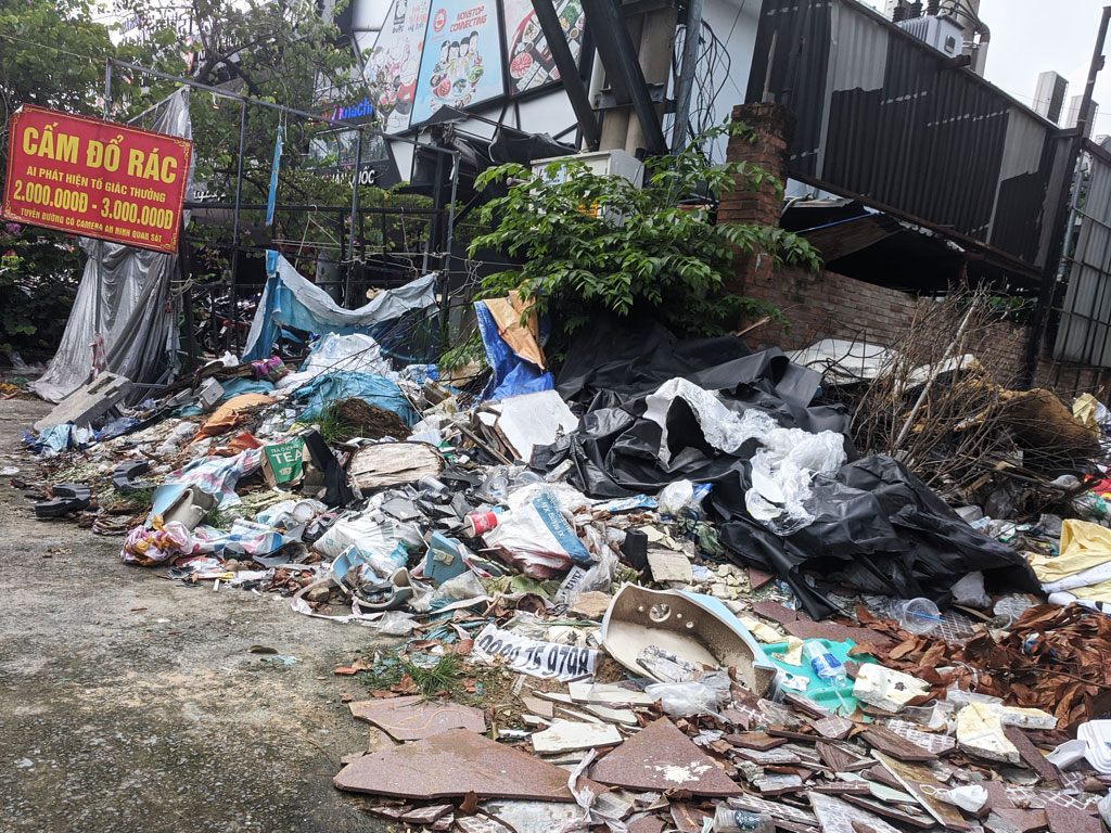 Có biển cấm nhưng vẫn đổ rác