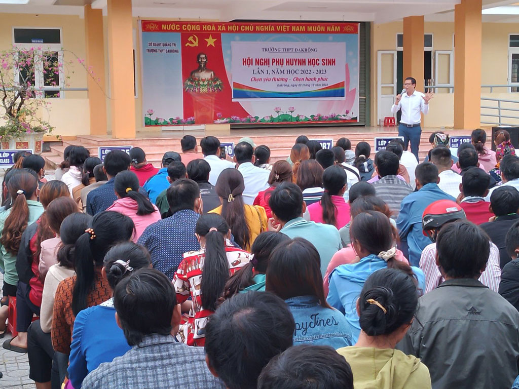 Phụ huynh đọc thư con trong buổi họp đầu năm