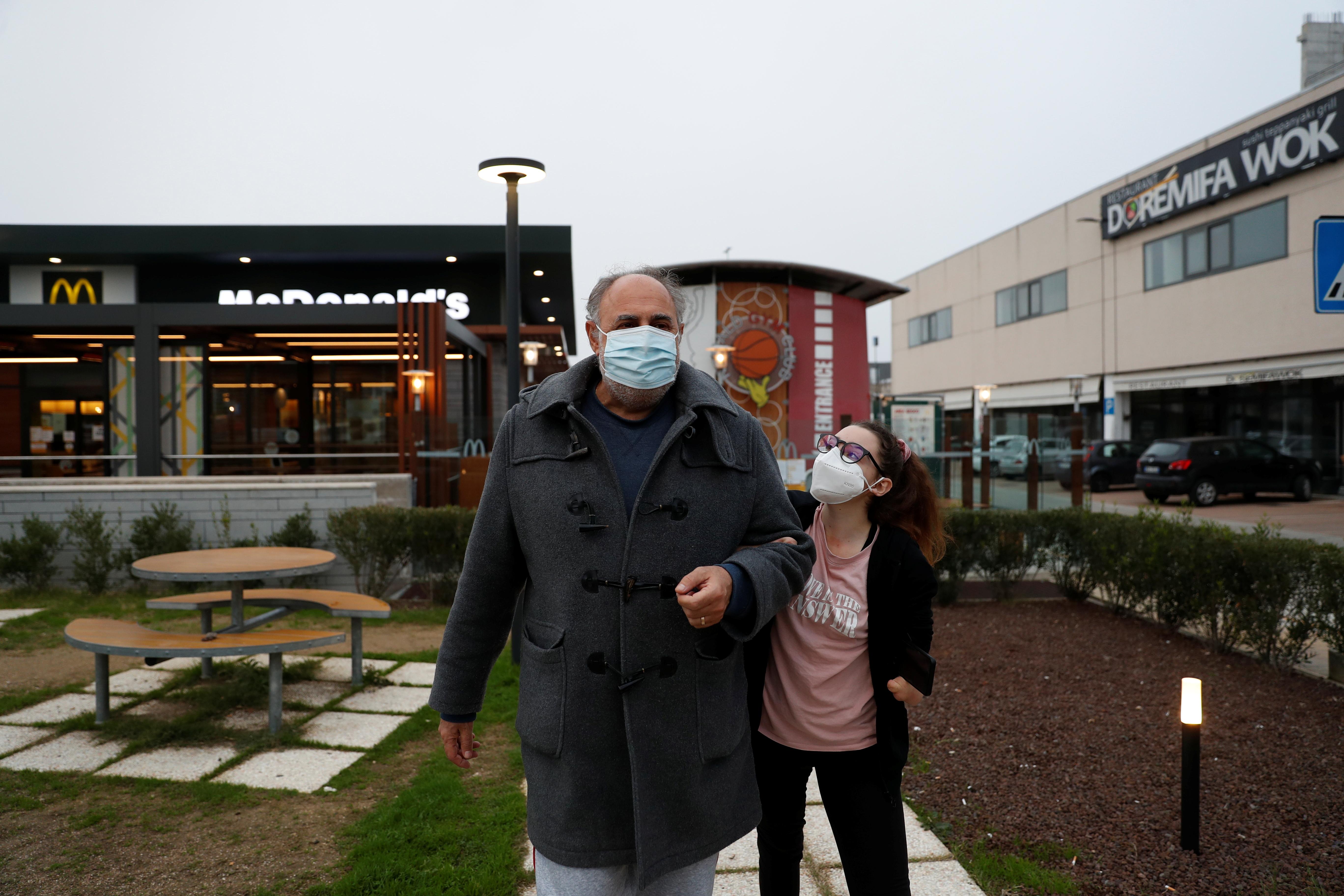 Trở thành vũ công múa cột dù không có tay và chỉ có một chân