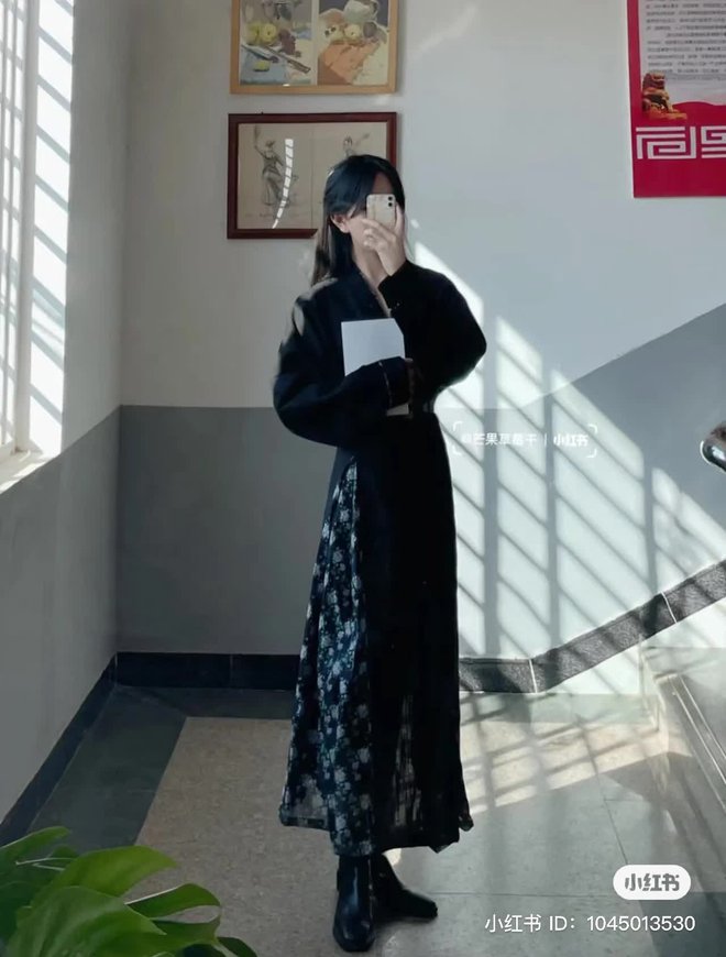 Cô giáo mỗi ngày mặc một trang phục đến trường, suốt cả năm chưa một ...