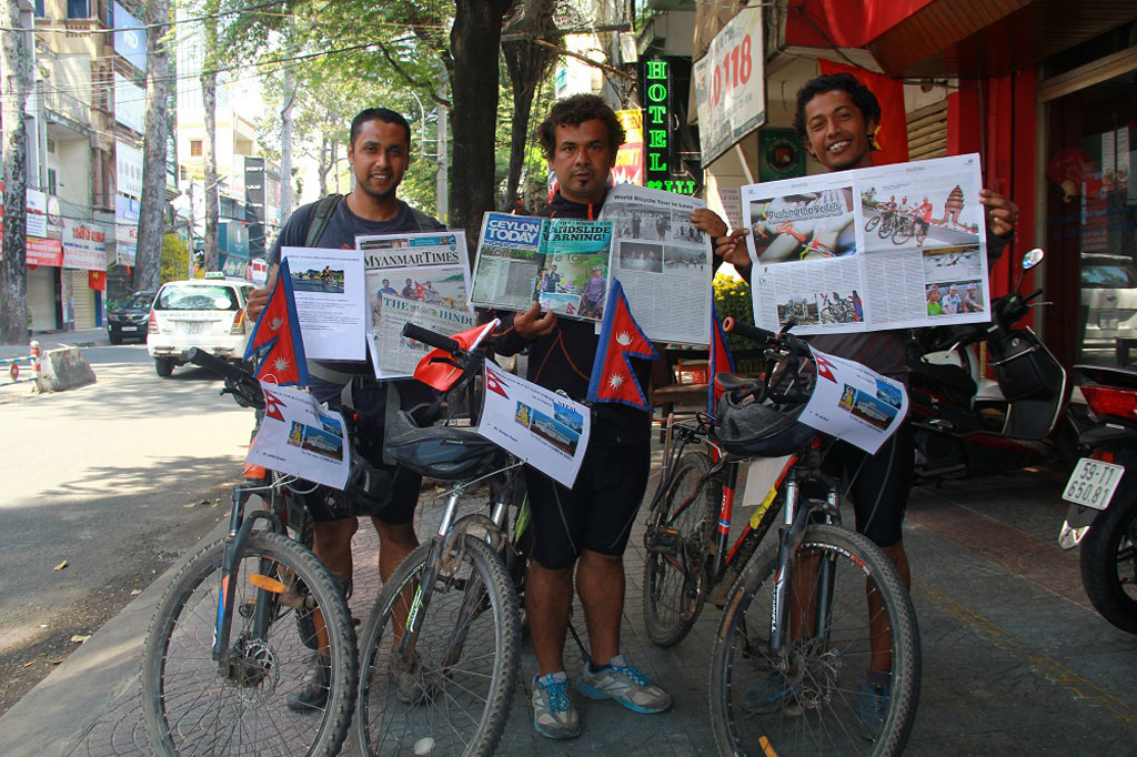 3 chàng trai Nepal 'phượt' 100 nước bằng xe đạp đến Việt Nam