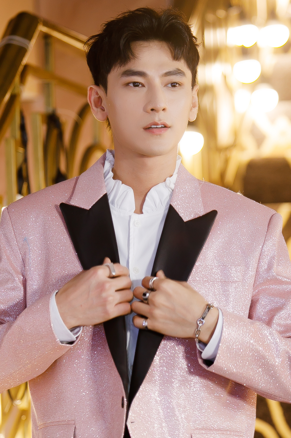 Isaac lên tiếng đoạn clip nắm tay Trịnh Thăng Bình