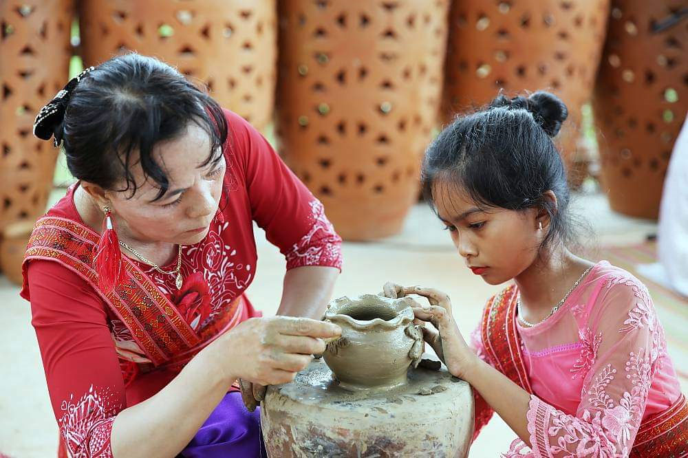Nghệ thuật gốm Chăm được UNESCO ghi vào danh mục di sản văn hóa phi vật thể