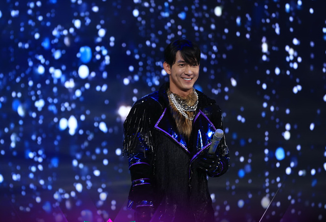 Ẩn sau 'ca sĩ mặt nạ' Nhím Uiza chính là hot boy 'Hậu duệ mặt trời'