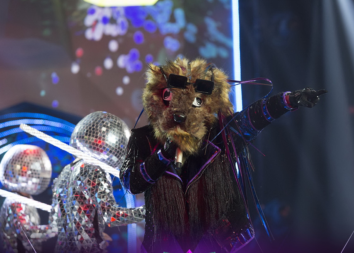 Ẩn sau 'ca sĩ mặt nạ' Nhím Uiza chính là hot boy 'Hậu duệ mặt trời'