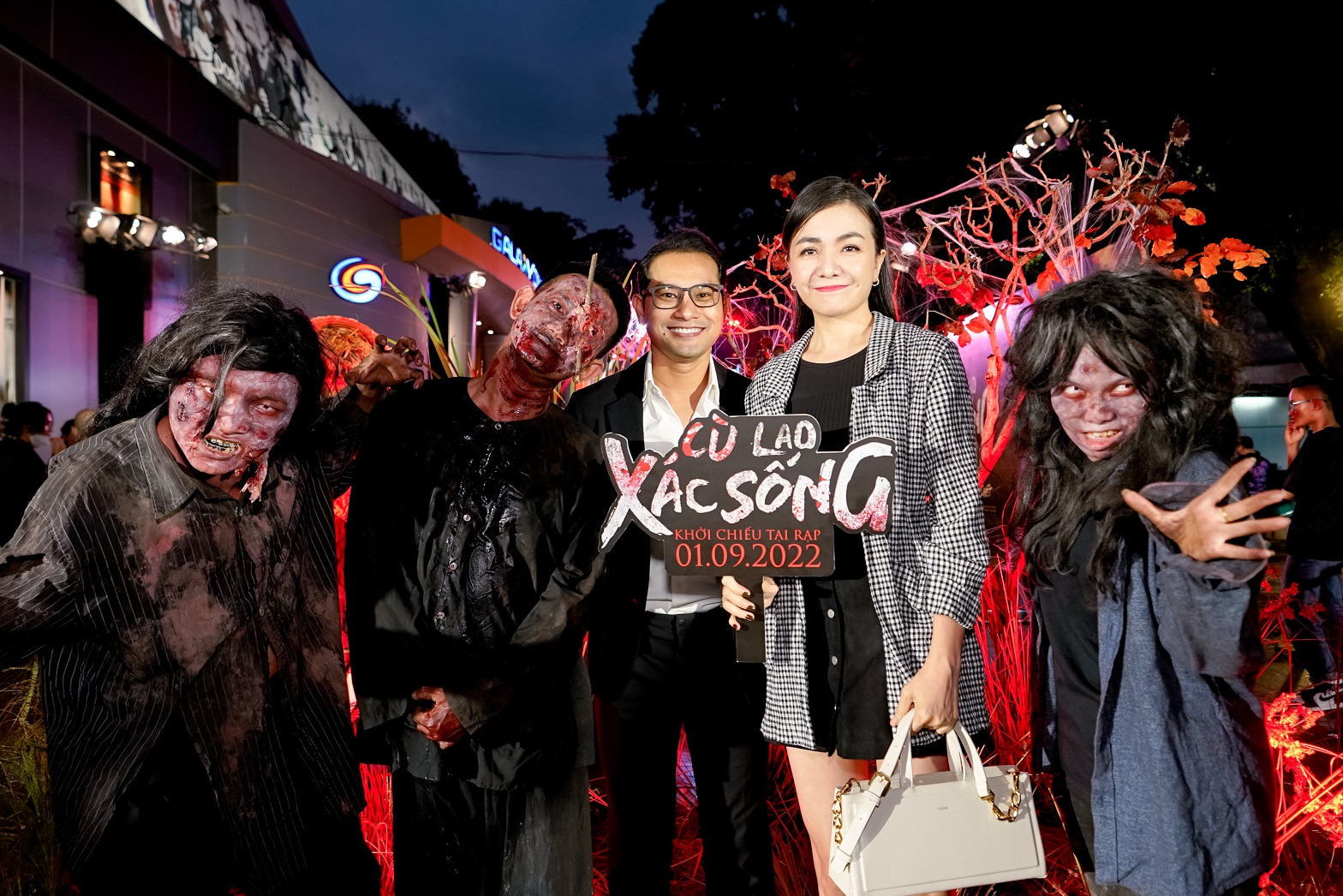 Dàn sao Việt bị zombie 'bao vây' trên thảm đỏ 'Cù lao xác sống'