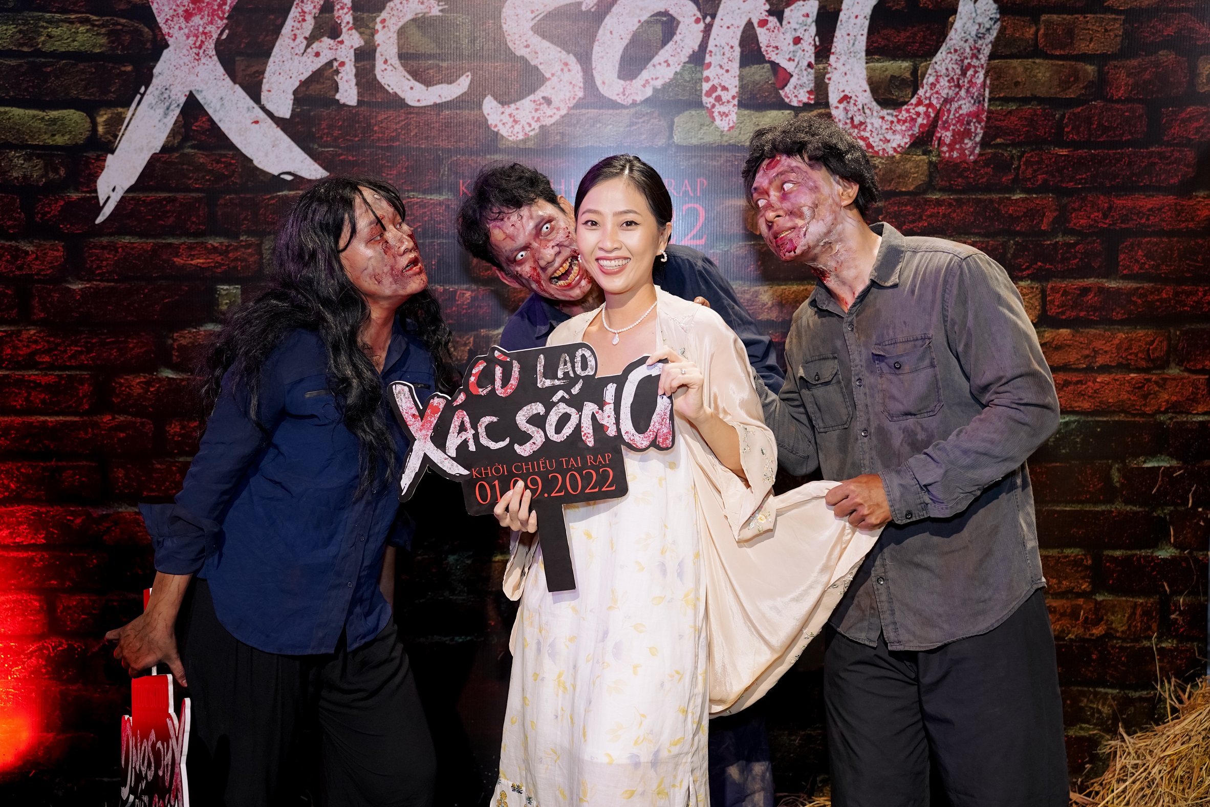 Dàn sao Việt bị zombie 'bao vây' trên thảm đỏ 'Cù lao xác sống'