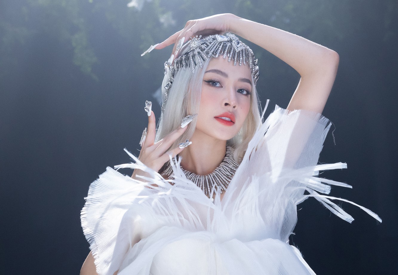 Có gì trong MV 'Miss Showbiz' của Chi Pu?