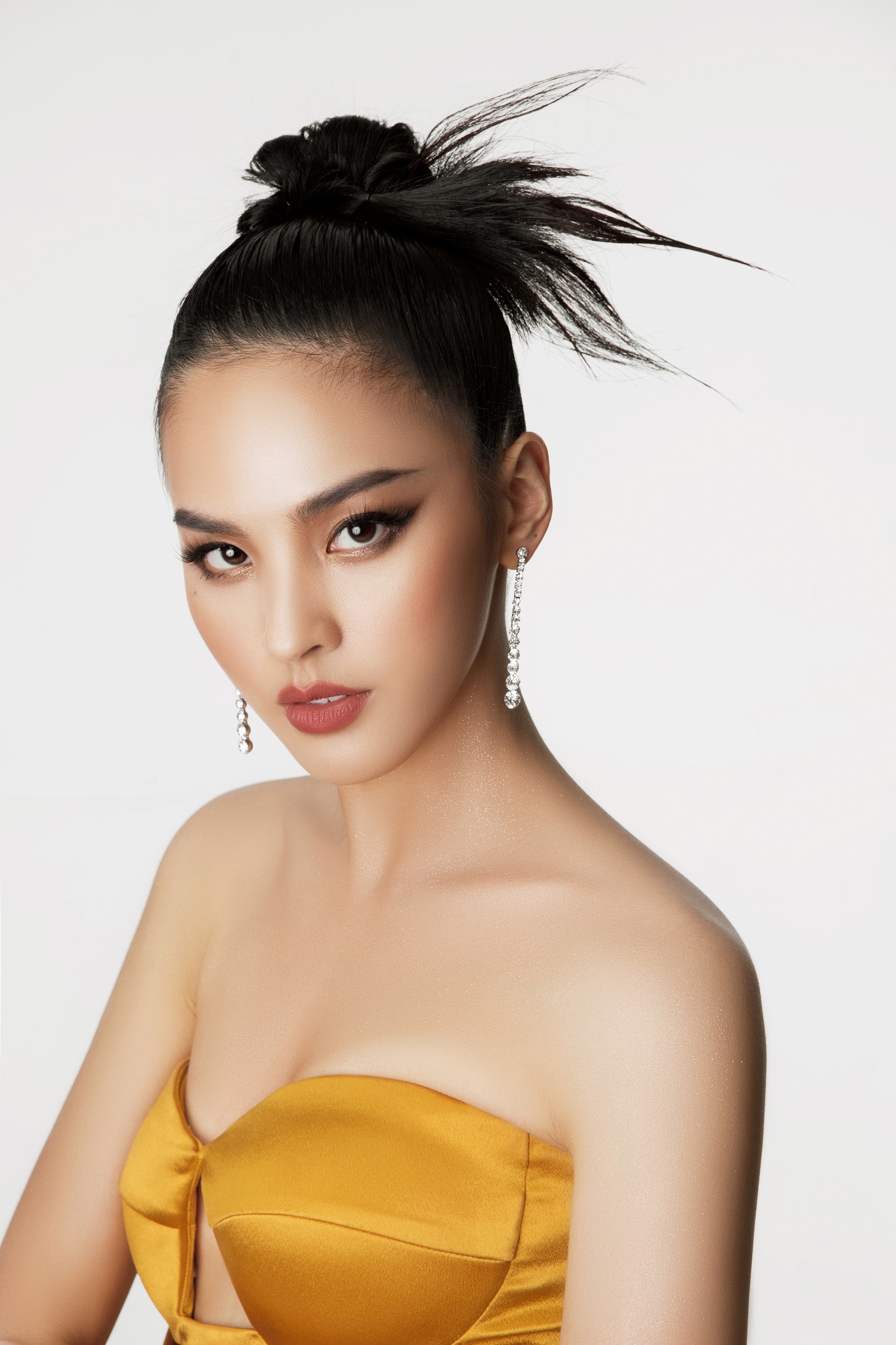 MC Quỳnh Nga 'bắn' tiếng Anh dẫn chung kết Hoa hậu Du lịch Quốc tế