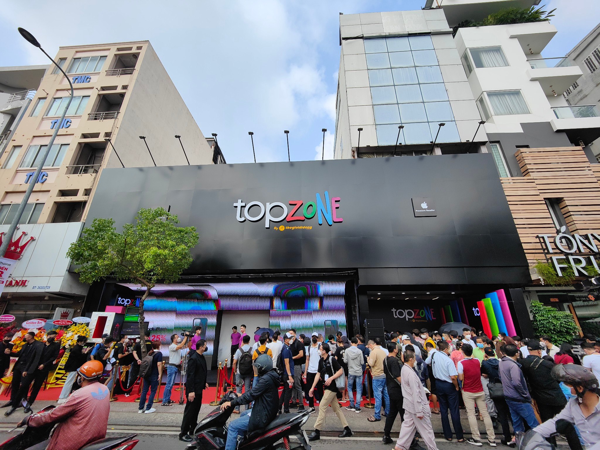 TopZone ra mắt cửa hàng ủy quyền Apple tại TP.HCM