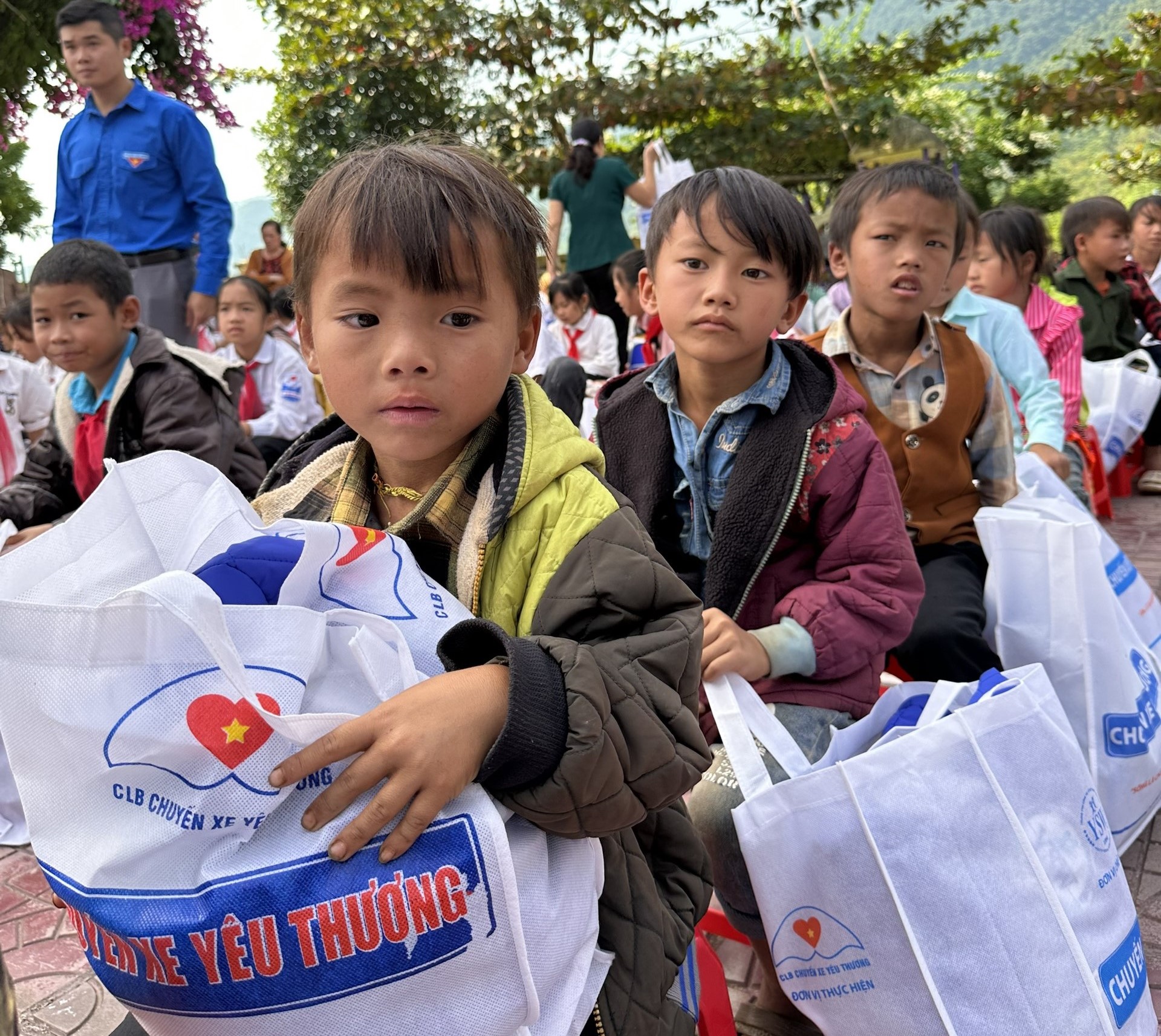 Hành trình đong đầy yêu thương đến với trẻ em vùng cao