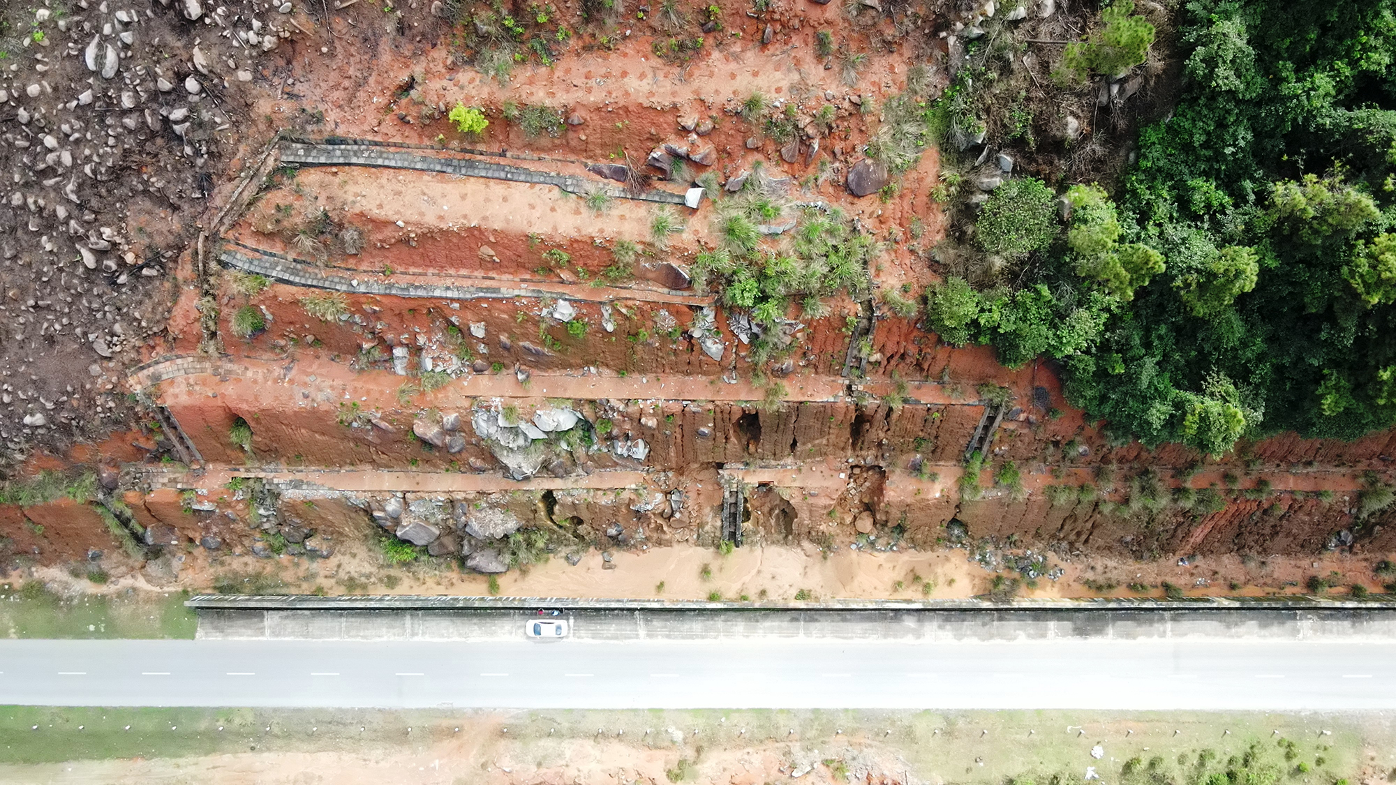 Khẩn cấp xử lý sạt lở mái taluy đường ven biển nghìn tỉ ở Hà Tĩnh