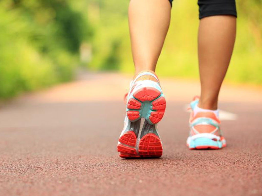 Đi lùi mang lại nhiều lợi ích bất ngờ cho sức khỏe