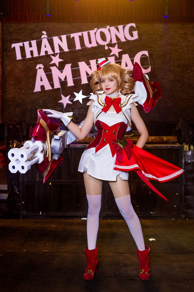 Chiêm ngưỡng bộ trang phục đẹp 'xuất thần' của nữ tướng Capheny