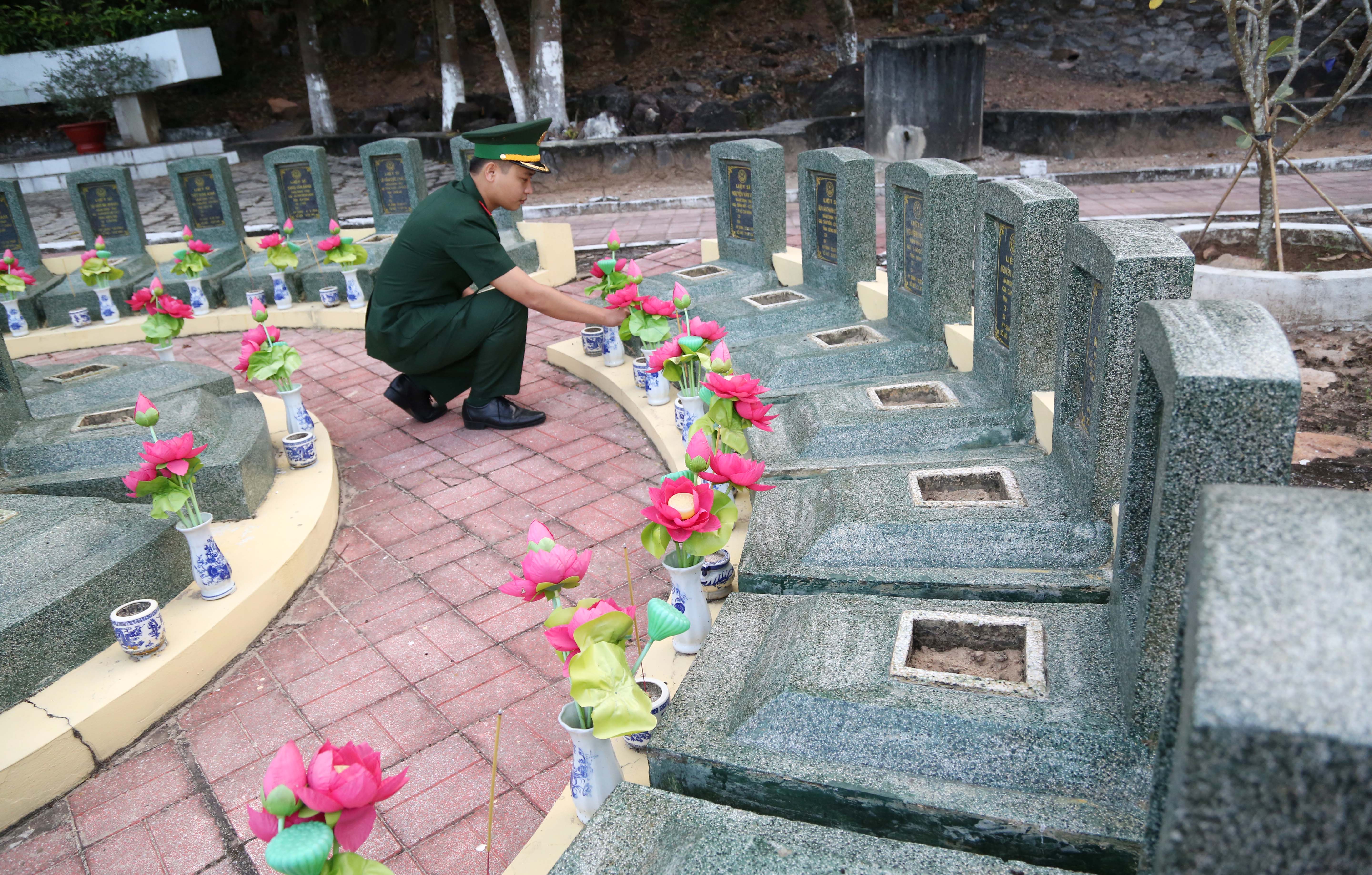 Tây Ninh: Thắp hương tưởng niệm các anh hùng liệt sĩ tại Nghĩa trang ...