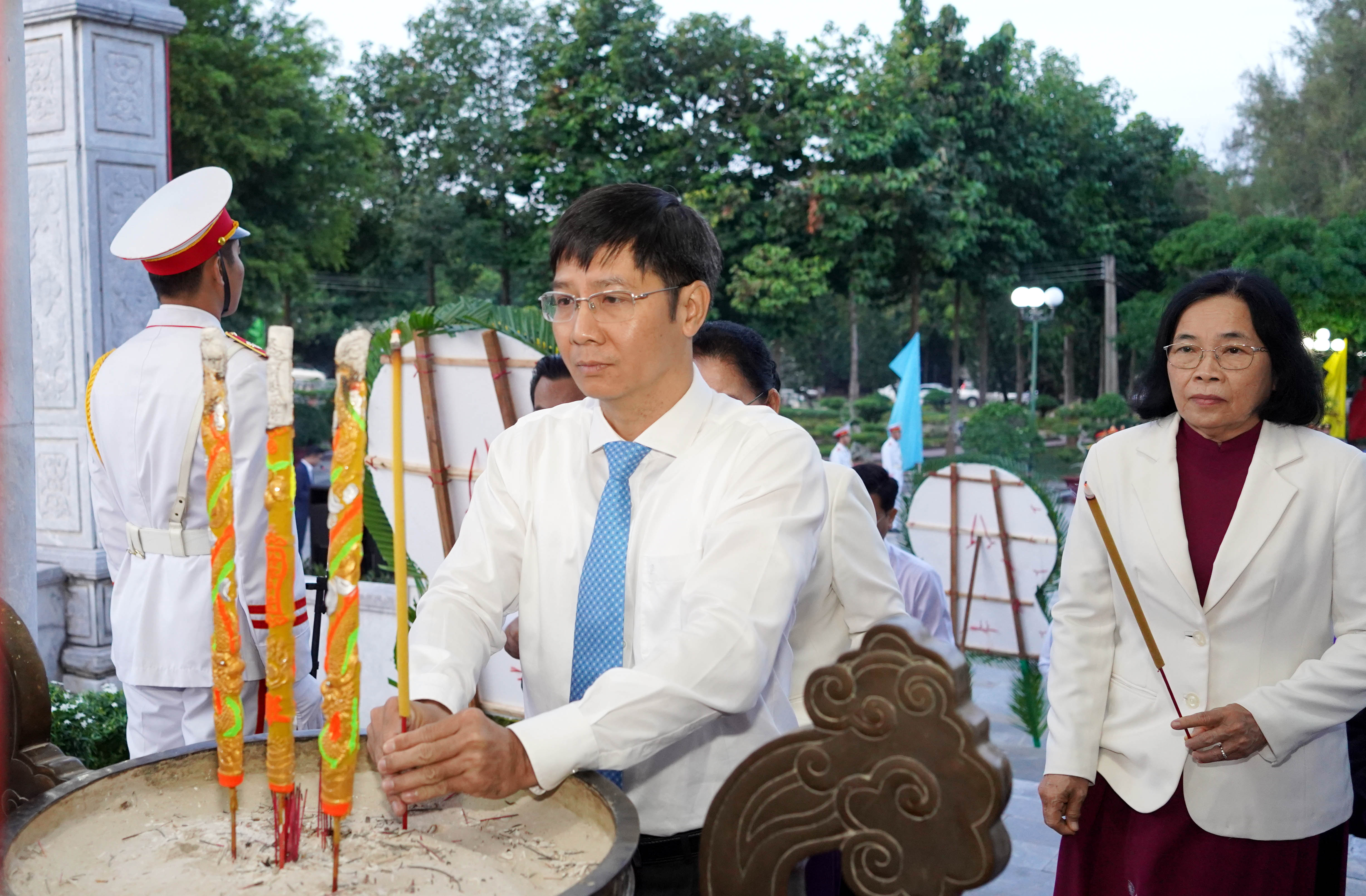 Tây Ninh: Thắp hương tưởng niệm các anh hùng liệt sĩ tại Nghĩa trang ...