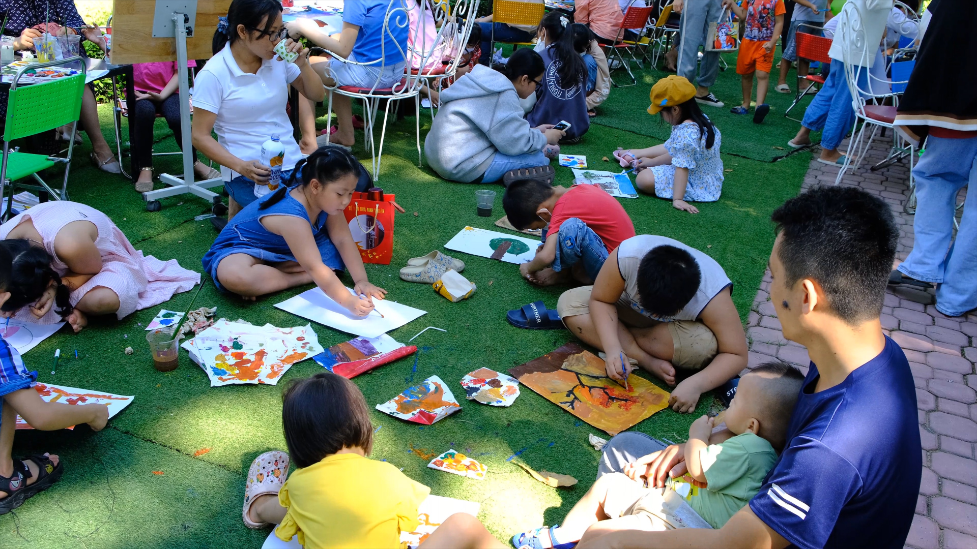 Trở thành họa sĩ nhí với lớp dạy vẽ miễn phí giữa công viên