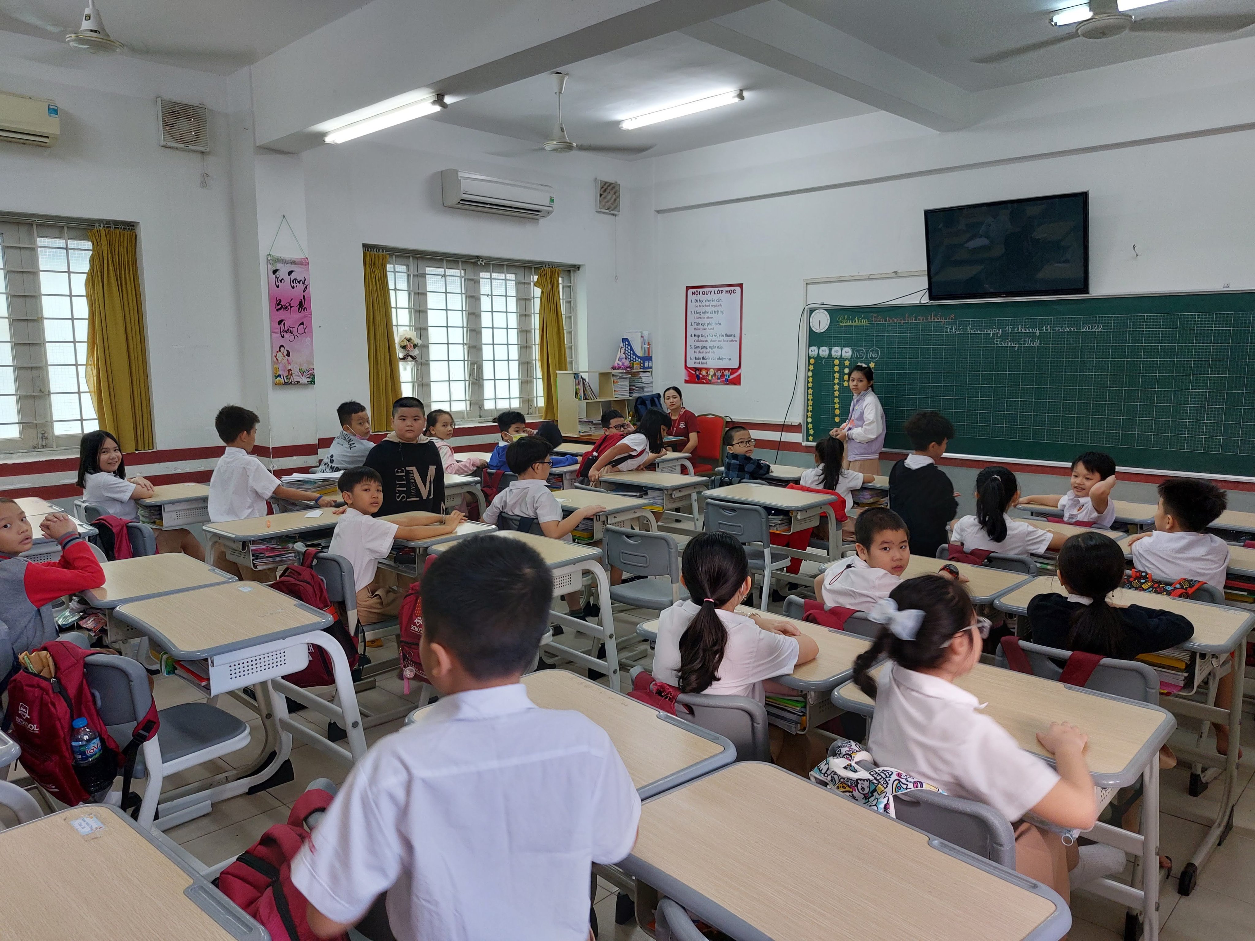 Ngày đầu trở lại trường, thầy trò Trường iSchool Nha Trang mặc niệm học sinh xấu số