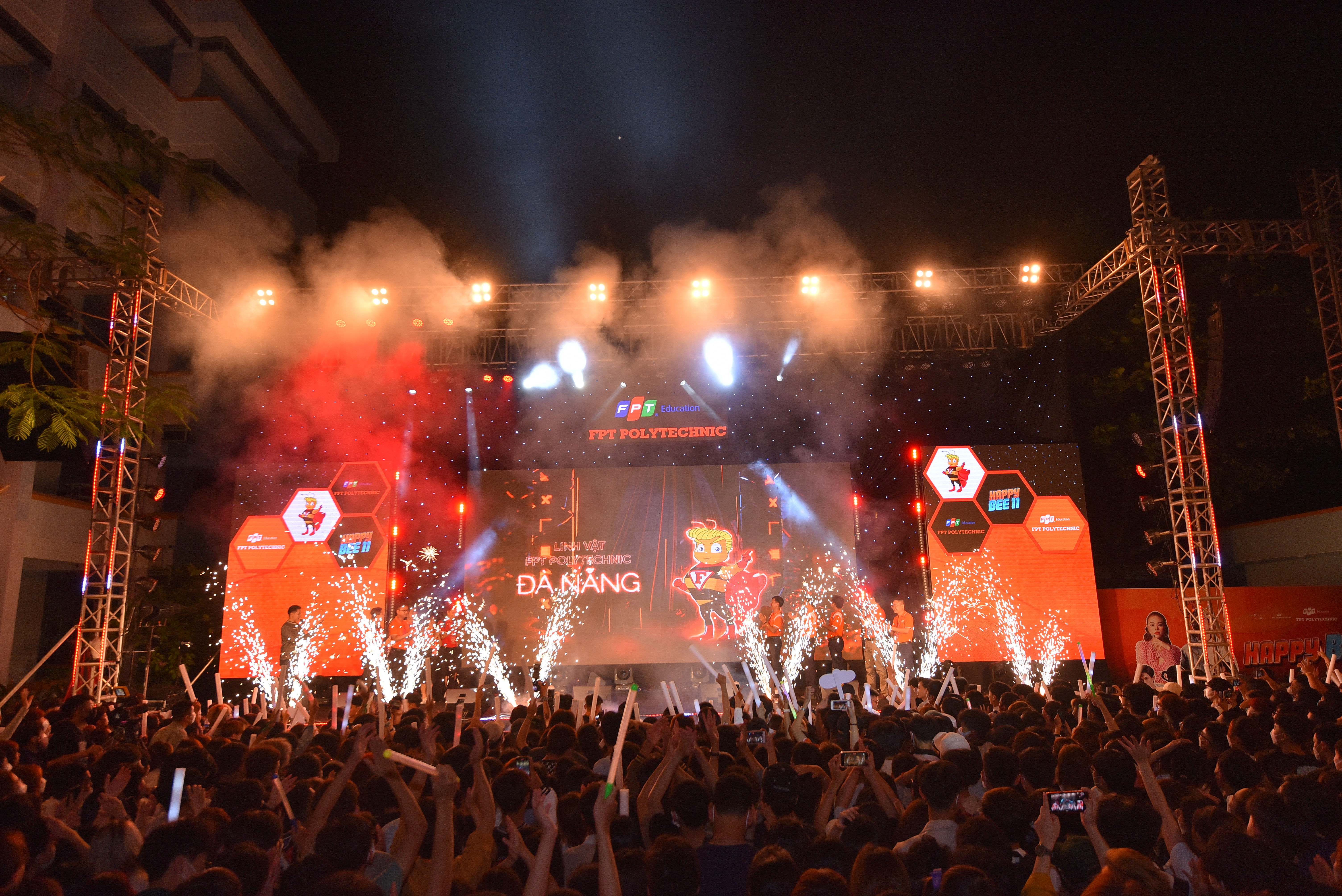 Đen, Hoàng Thùy Linh chiều khán giả Happy Bee 11 tại Đà Nẵng đến thế nào?