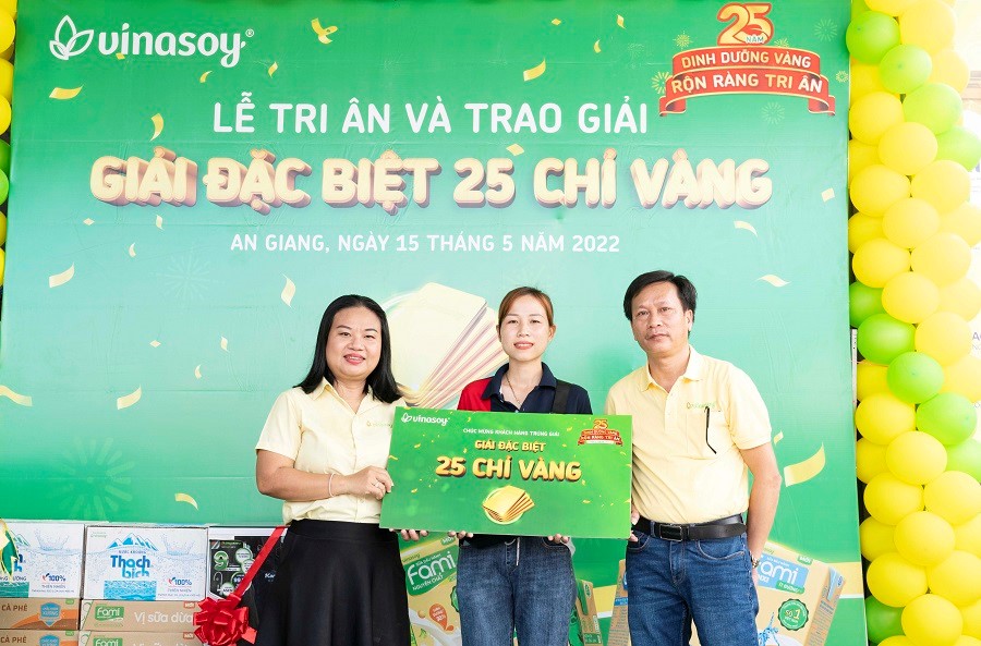 Vinasoy trao giải đặc biệt Dinh dưỡng vàng trị giá 25 chỉ vàng cho khách hàng