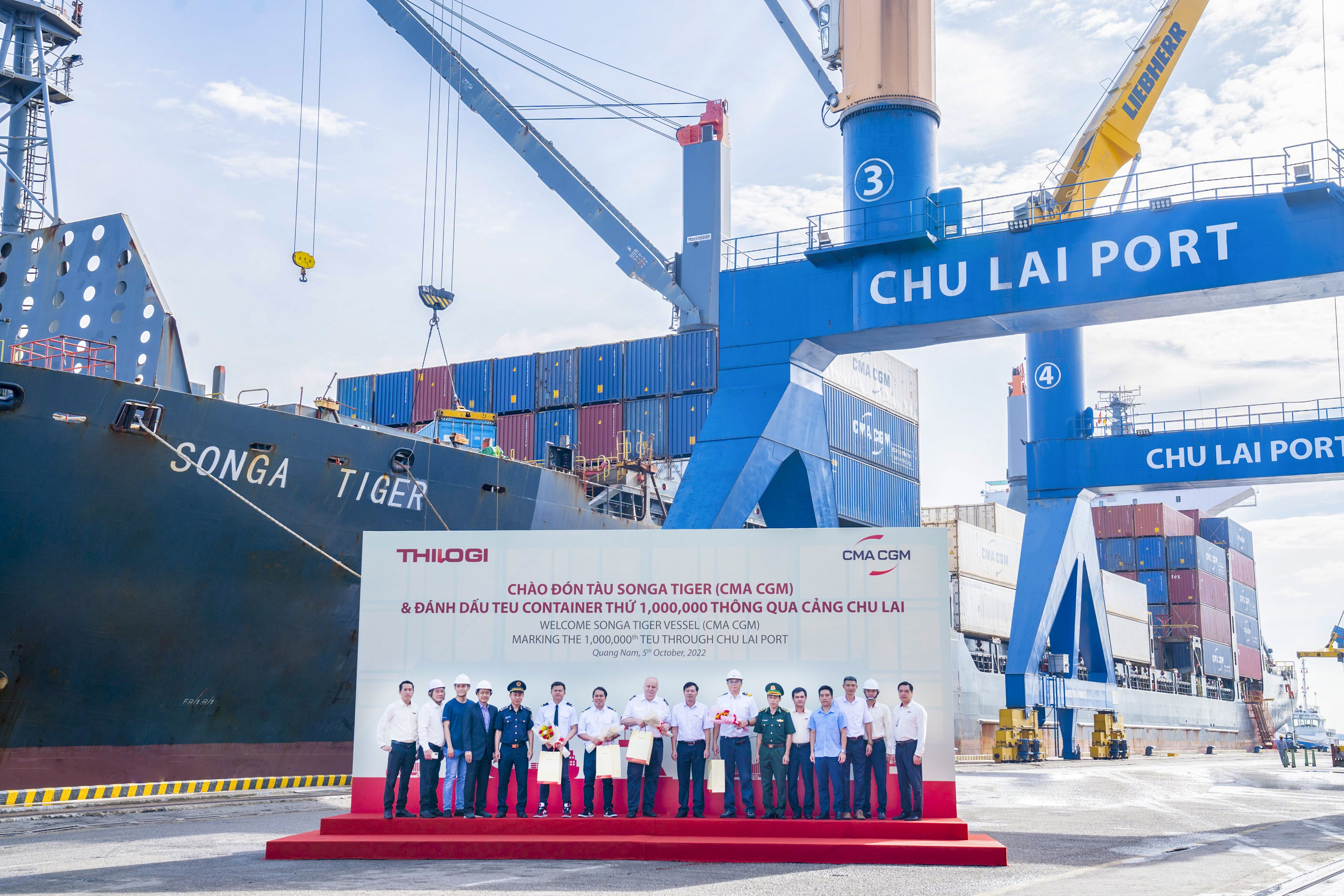 Đón tàu lớn và đánh dấu teu container quốc tế thứ 1 triệu qua cảng Chu Lai