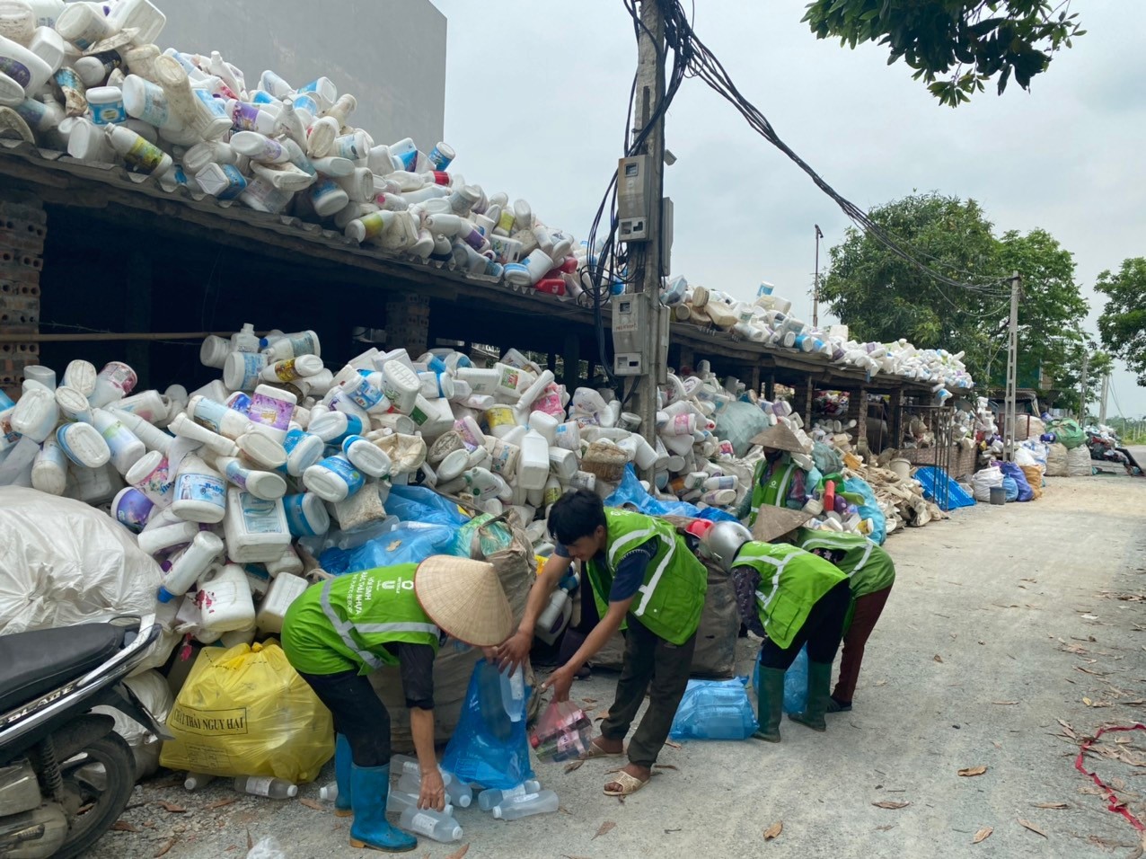 Vinh danh và hỗ trợ lao động nữ phi chính thức về thu gom rác thải