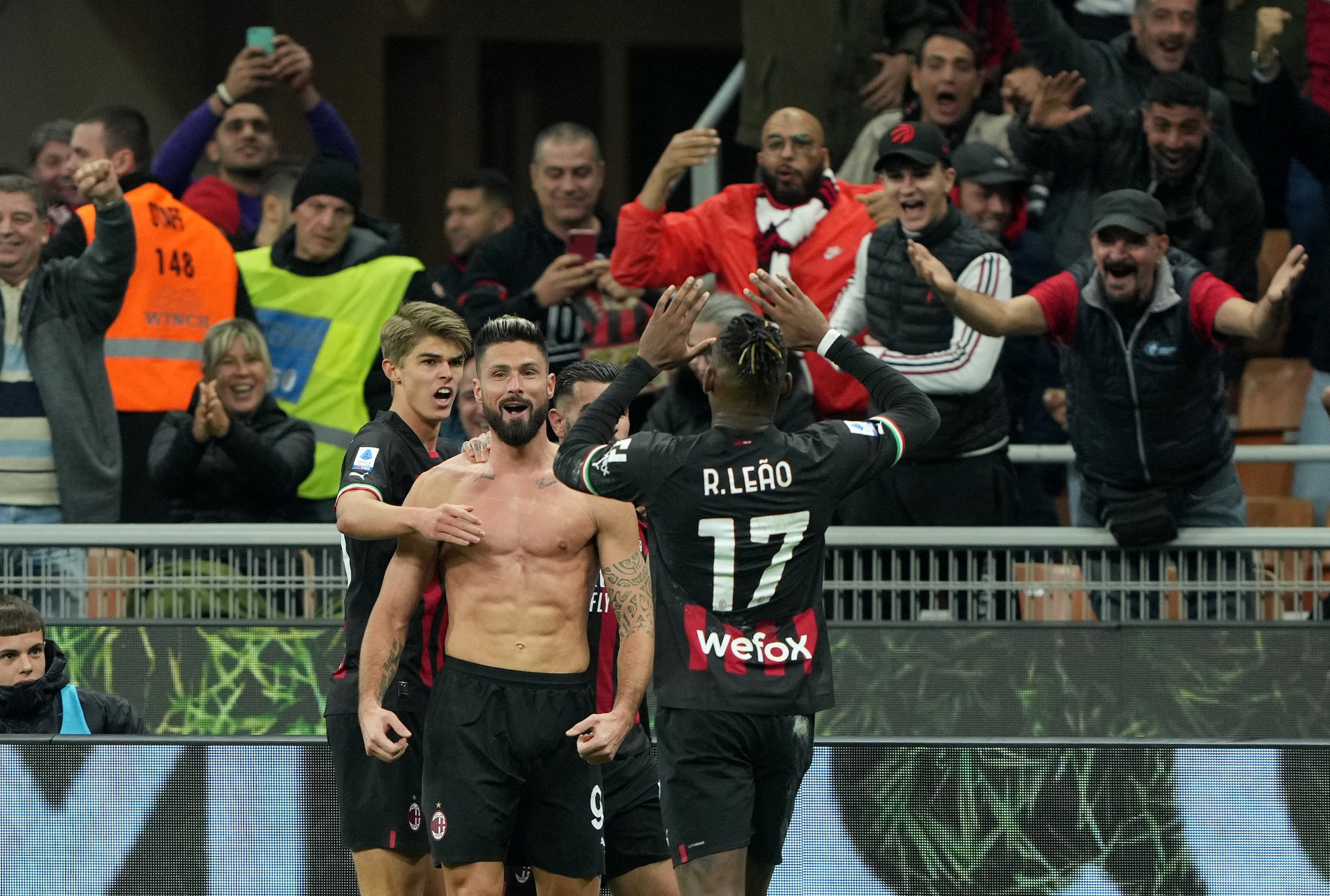 Con trai Maldini sút tung lưới AC Milan, người hùng Giroud bị mời 'đi tắm sớm'