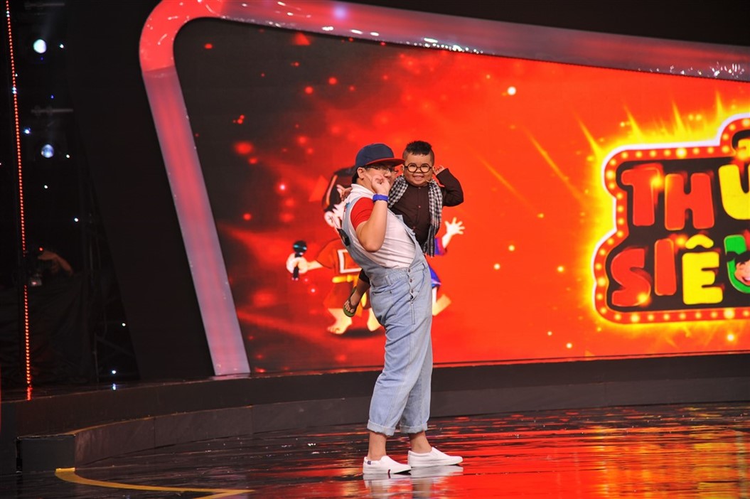 'Thử tài siêu nhí': Hoài Linh chắp tay chào thua Kutin