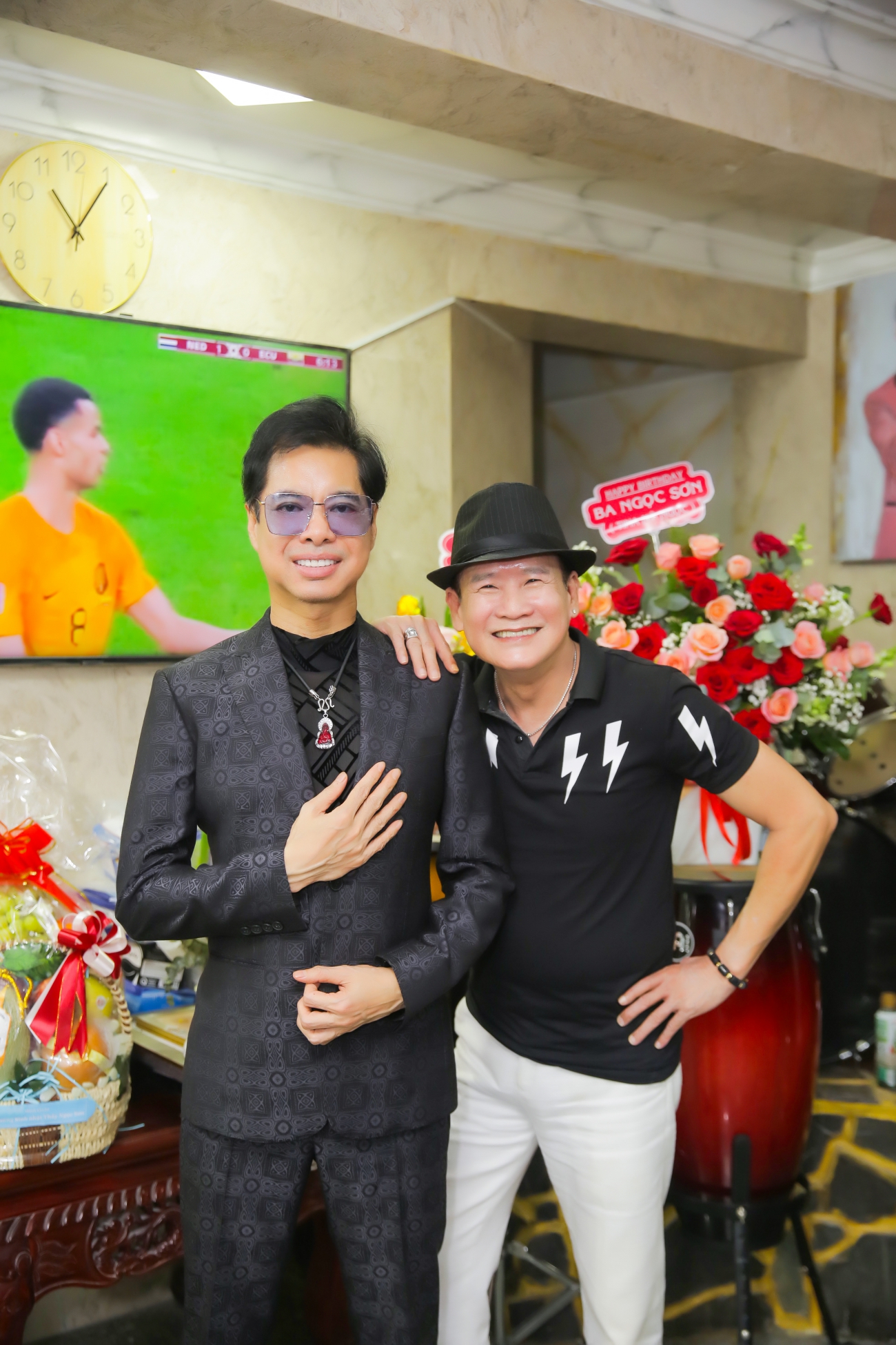 Tuấn Vũ đến thăm cơ ngơi triệu đô của Ngọc Sơn