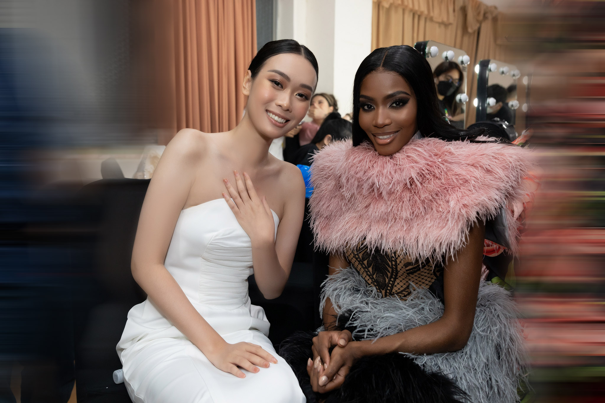 'Miss Peace' Ban Mai trình diễn thiết kế của Tuyết Lê