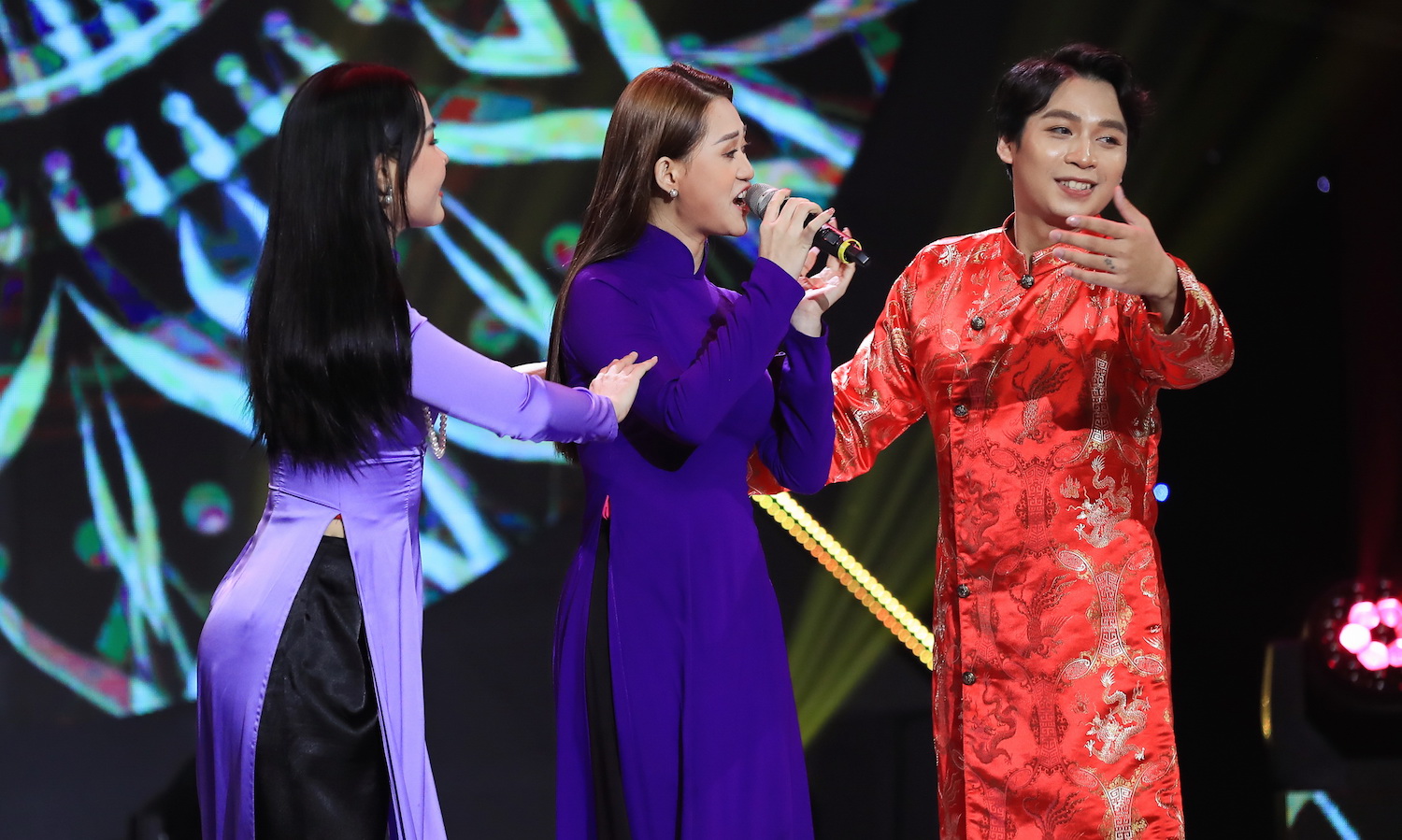 Ngọc Sơn tái hiện vai diễn 20 năm về trước trong vở 'Bên cầu dệt lụa'