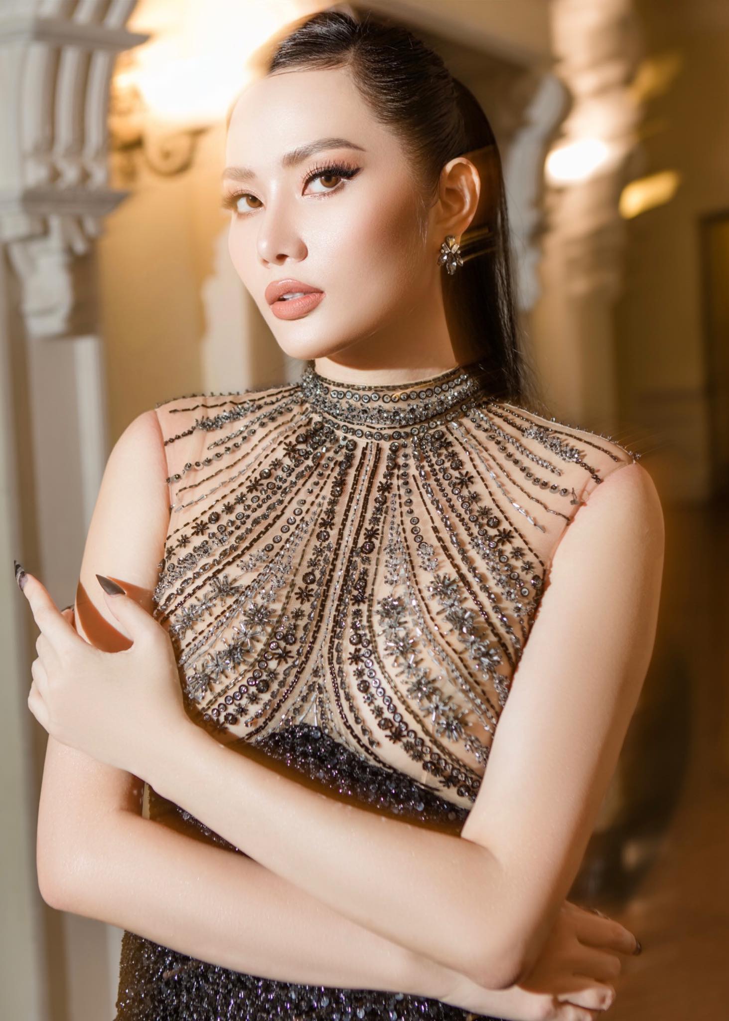 Diệu Linh, Nhật Kim Anh 'đọ dáng' với Hoa hậu Philippines