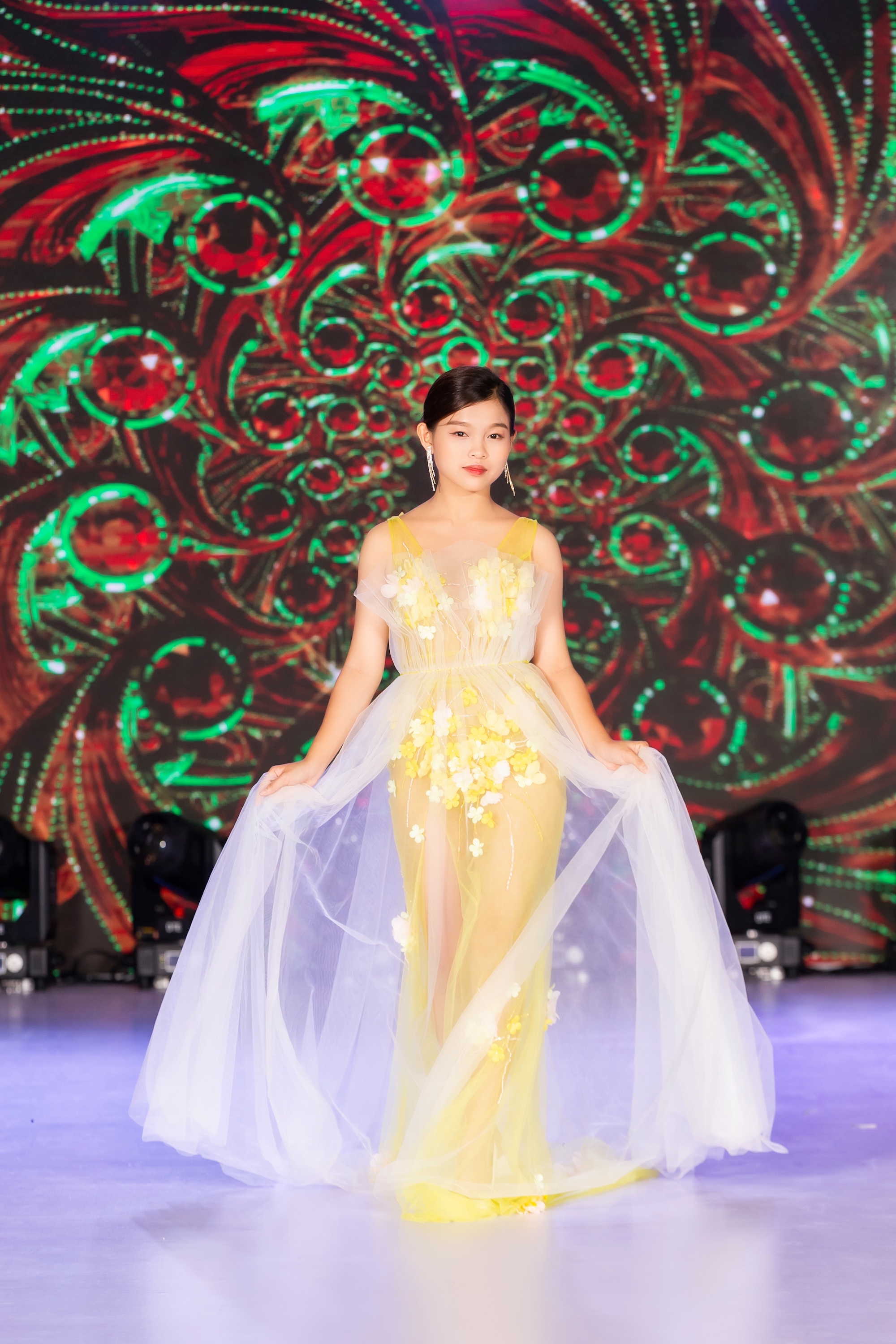 Hai con gái nuôi của Phi Nhung ra dáng thiếu nữ khi diễn thời trang