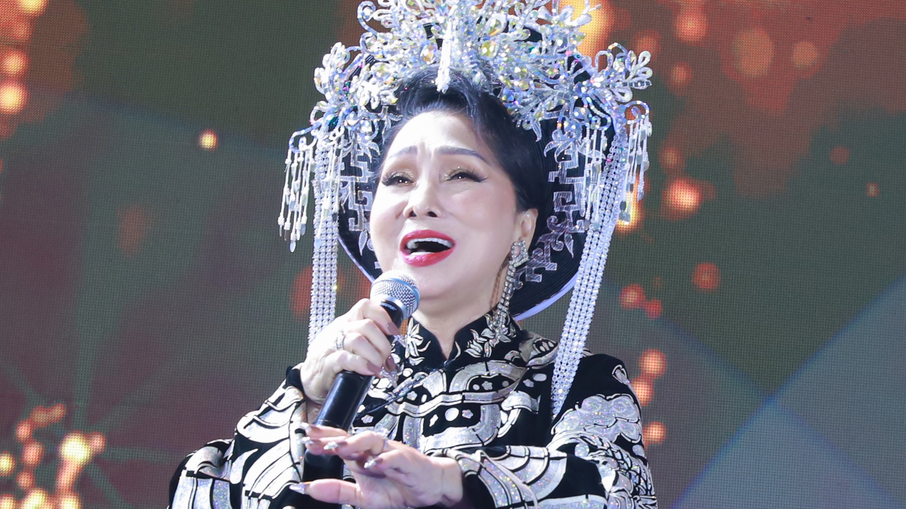 NSND Bạch Tuyết được vinh danh với bản hit 'Về nghe mẹ ru'