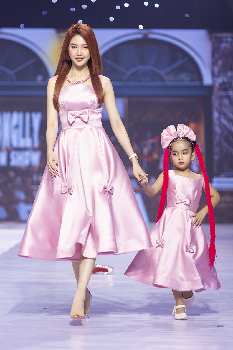 Bùi Quỳnh Hoa bình tĩnh xử lý sự cố rớt giày trên sàn catwalk