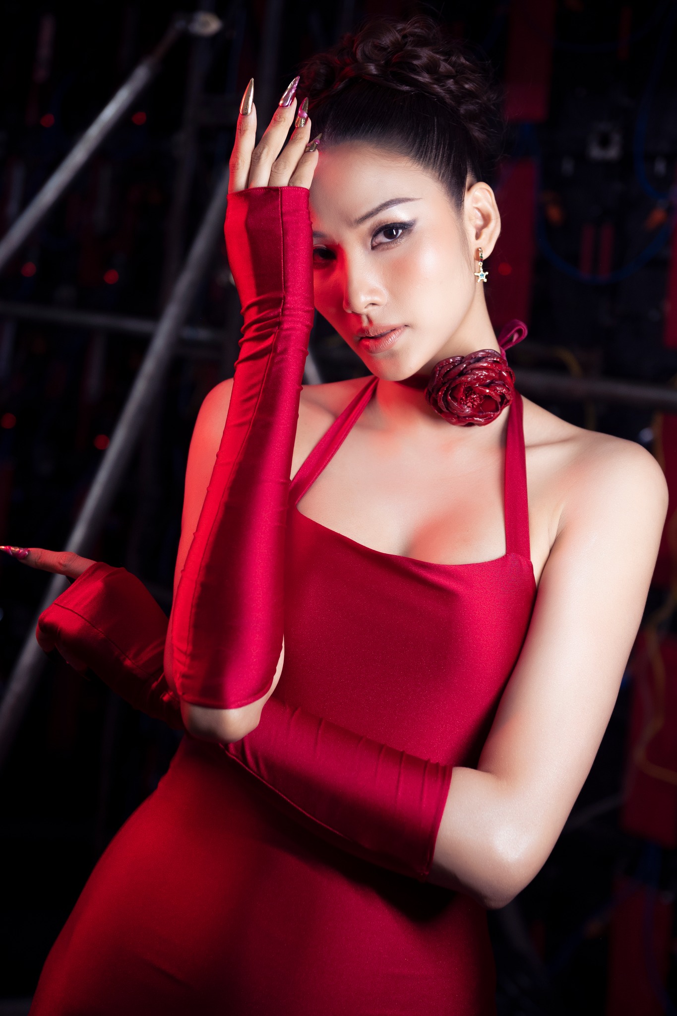 Á hậu Hoàng Thùy gây tranh cãi khi đi hát