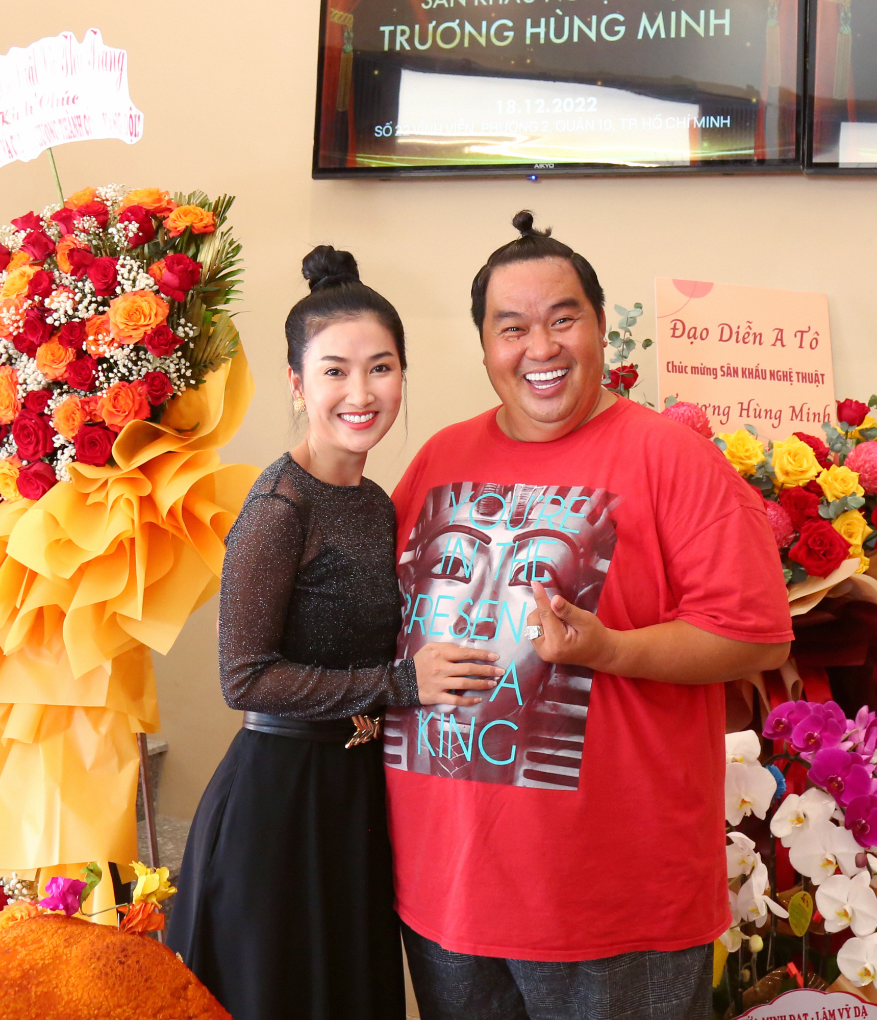 Cao Minh Đạt cùng vợ đến mừng nghệ sĩ Minh Nhí khai trương sân khấu