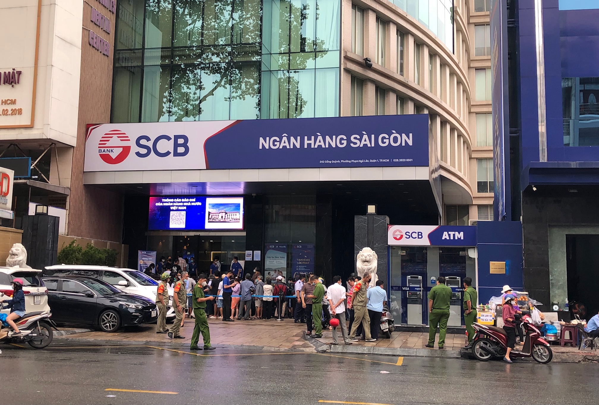 Lượng khách đến rút tiền ở SCB chiều ngày 10.10 đã giảm, ngân hàng chi ...