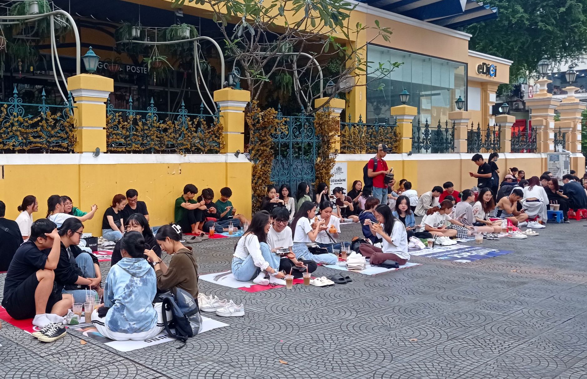 Người trẻ thích ngồi bệt ở lề đường hơn là vào nhà hàng, quán xá sang chảnh