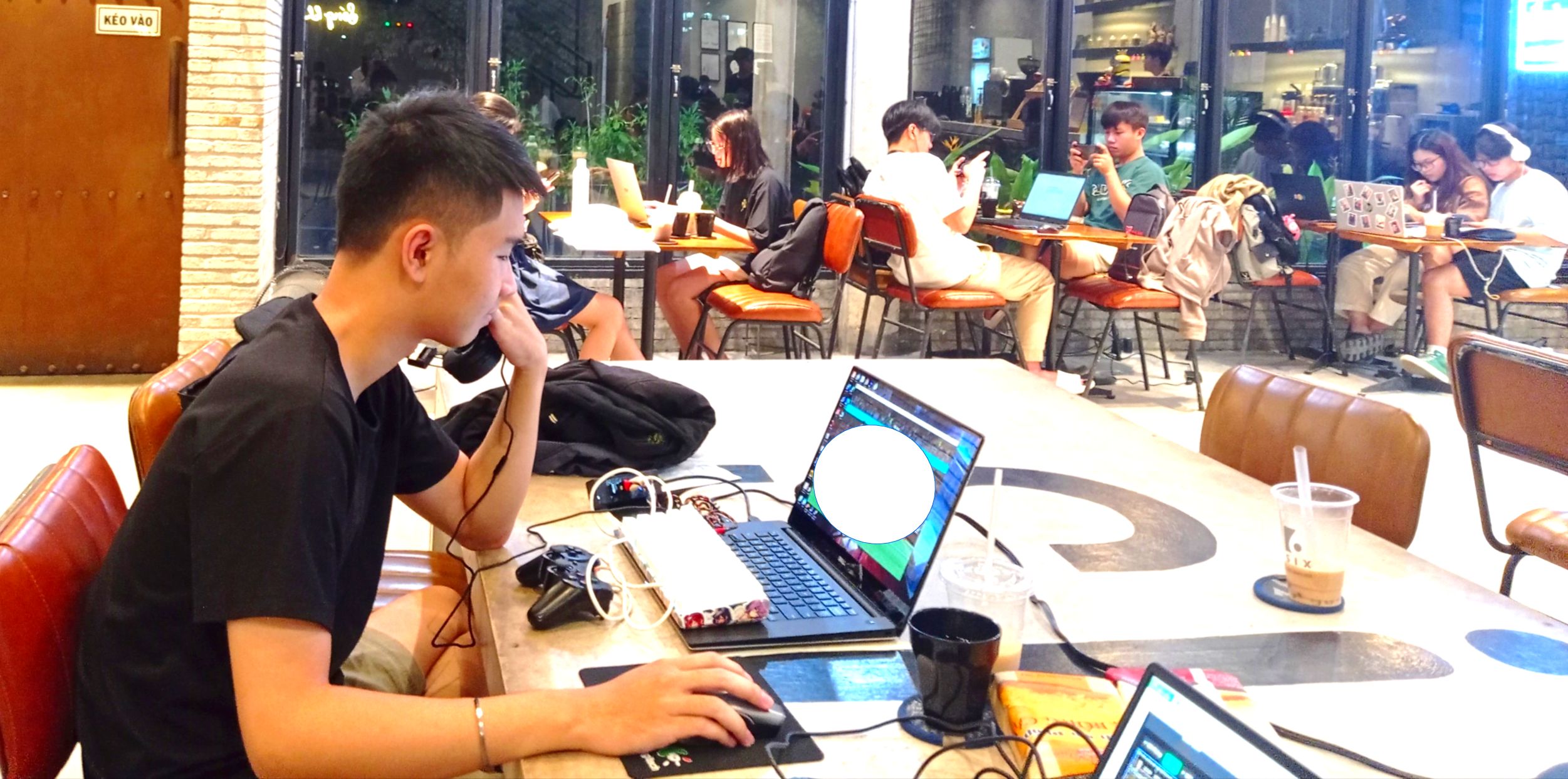 Tại sao ngày càng có nhiều người trẻ chọn làm "cú đêm"?