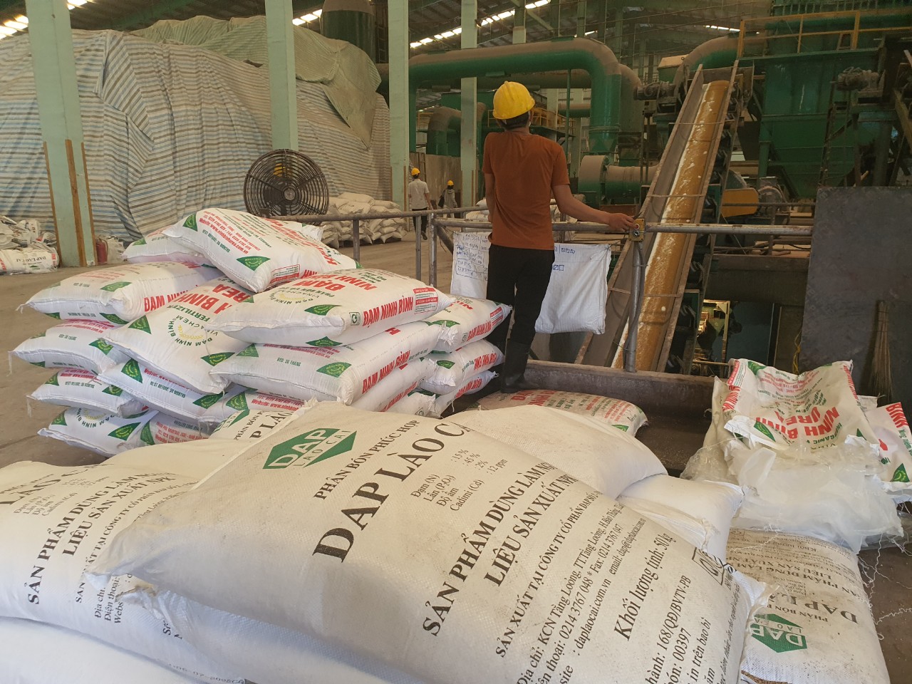 Ách tắc nhập khẩu phân bón vì thuế phòng vệ thương mại