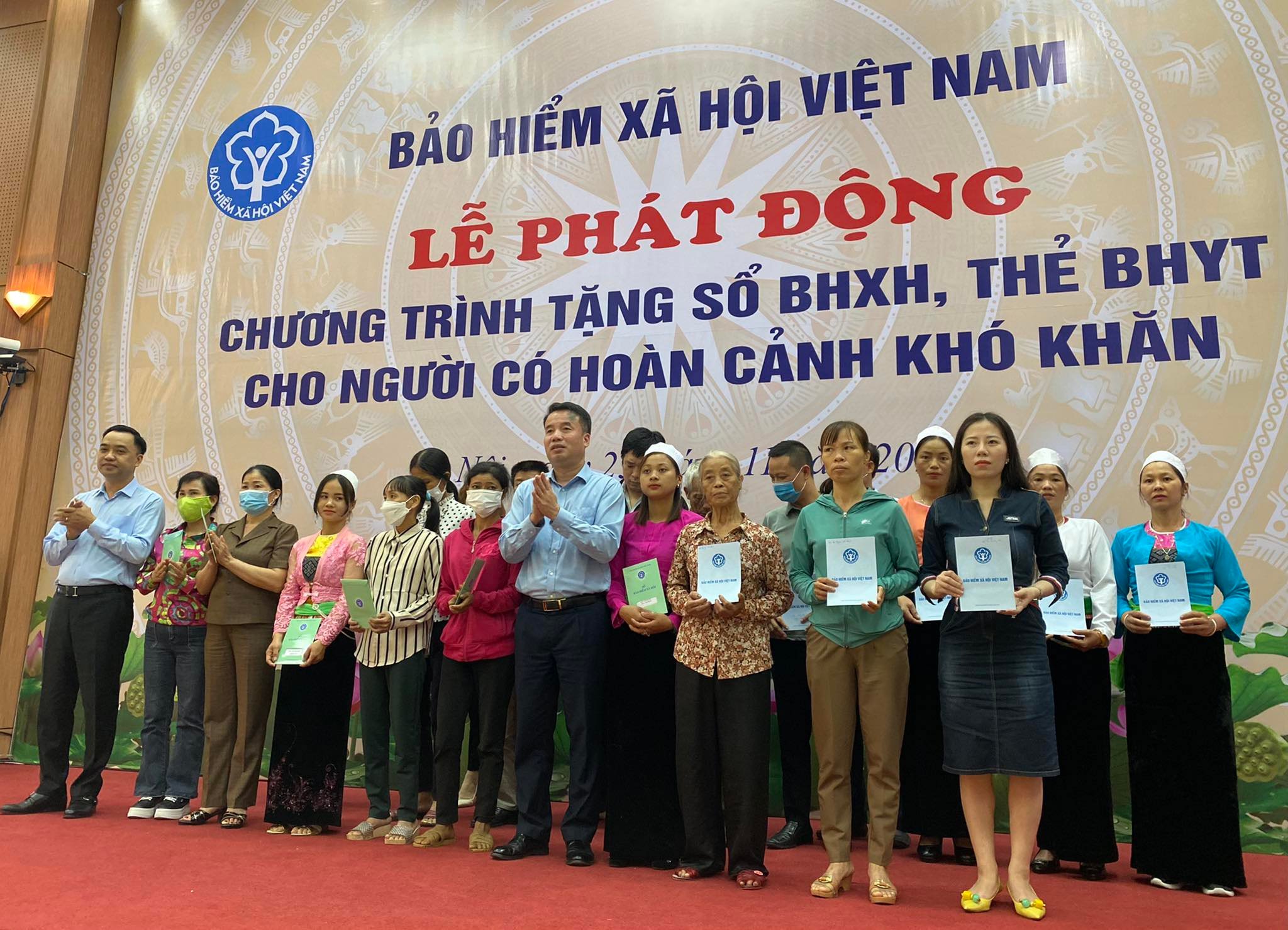 Gần 30 tỉ đồng tặng sổ BHXH, thẻ BHYT cho người có hoàn cảnh khó khăn