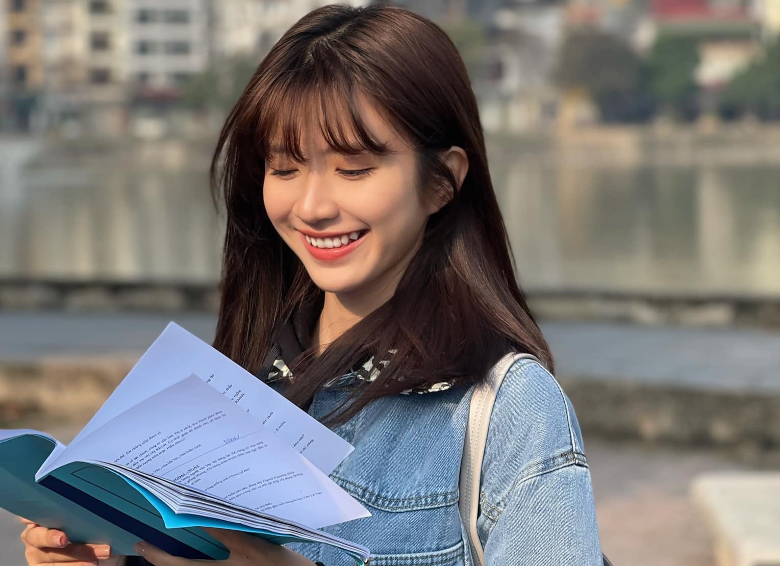 Vân Vân ‘Ba Chấm’ xinh mọi góc nhìn trong 'Thương ngày nắng về' là ai?