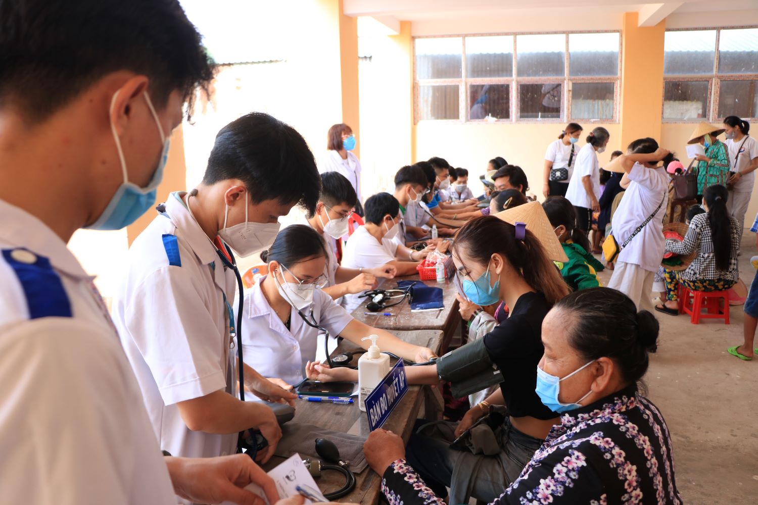 Cảm xúc của sinh viên y khoa lần đầu khám chữa bệnh miễn phí cho người dân