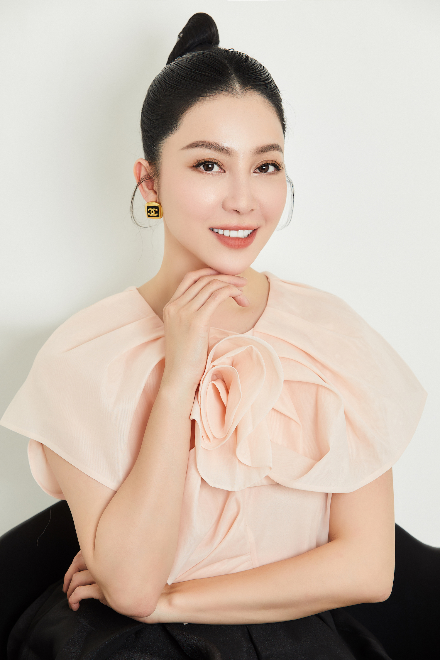 Nhan sắc rạng rỡ của 'chim công làng múa' Linh Nga ở tuổi U40