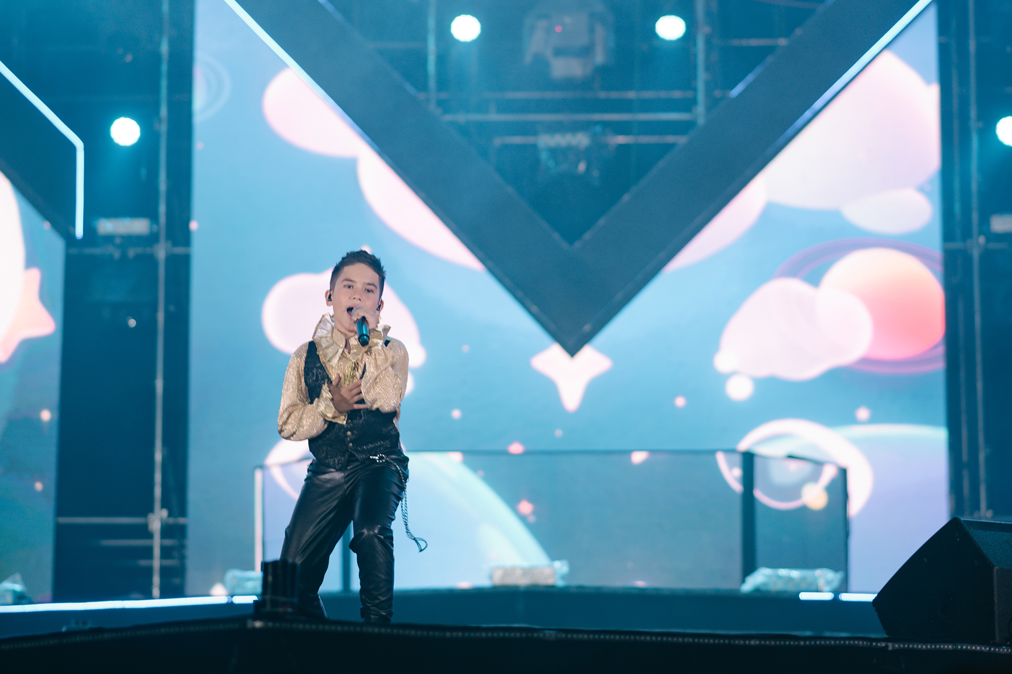 Rapper nhí tự tin trình diễn trước hàng ngàn sinh viên