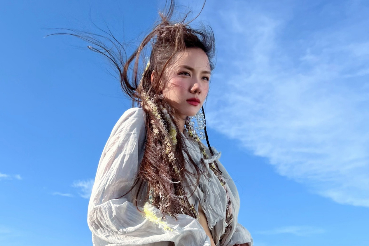Phương Ly tương tư giám khảo Rap Việt trong MV 'Thích thích'