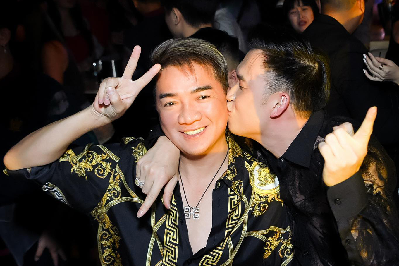 Dương Triệu Vũ có hành động bất ngờ với Đàm Vĩnh Hưng trong tiệc sinh nhật